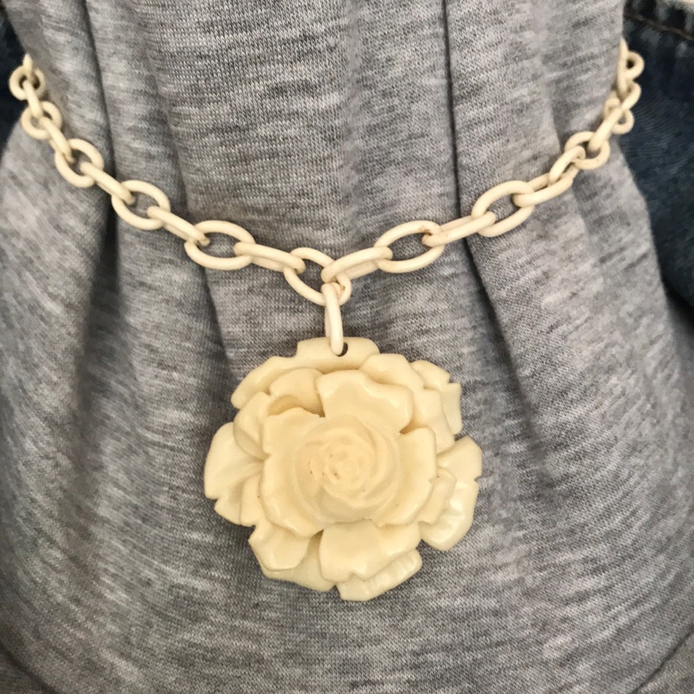 1960’s Cream Colored Celluloid Flower Necklace On Mat… - Gem